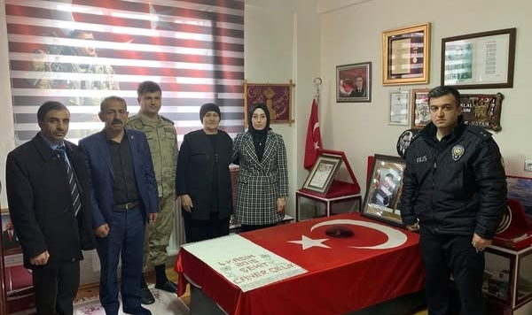 Kaymakam Elif Meram'dan Şehit Ailesine ve Yaşlılara Ziyaret - Hanak ...